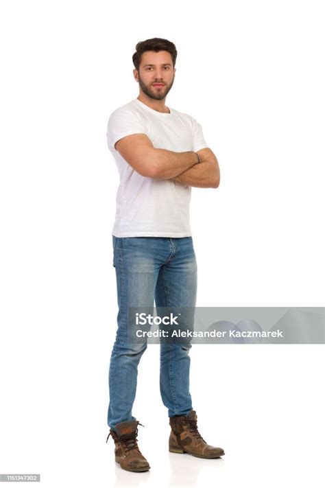 청바지와 흰색 티셔츠에 있는 진지한 남자는 팔을 교차 하 고 카메라를 보며 서 있습니다 T 셔츠에 대한 스톡 사진 및 기타 이미지 T 셔츠 남성 남자 Istock