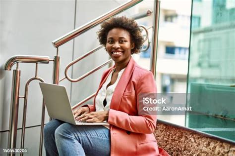 계단에 앉아있는 노트북을 사용하는 젊은 아프리카 계 미국인 여성 35 39세에 대한 스톡 사진 및 기타 이미지 35 39세 경영자 노트북 Istock