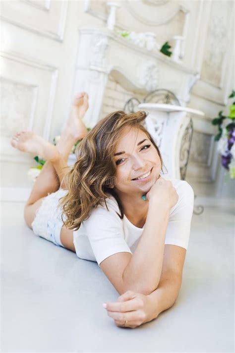 Portrait D Une Belle Fille Douce Jeune Mignon Mensonge Sexy Sur Le Plancher Avec La Pose D