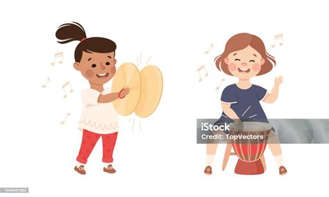 악기를 연주하는 사랑스러운 아이들 심벌즈와 드럼 타악기를 연주하는 귀여운 소녀들 만화 벡터 일러스트 레이 션 Classical Concert에 대한 스톡 벡터 아트 및 기타