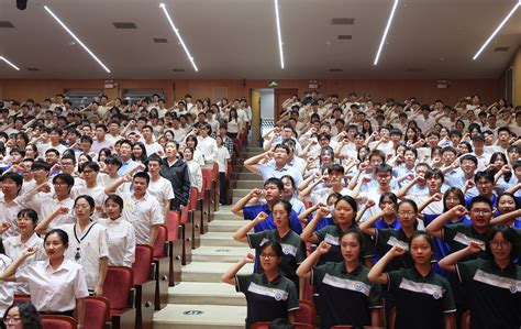 学校举行“传承五四薪火 锻造强国先锋”信仰公开课暨2025年五四表彰大会 中国矿业大学新闻网