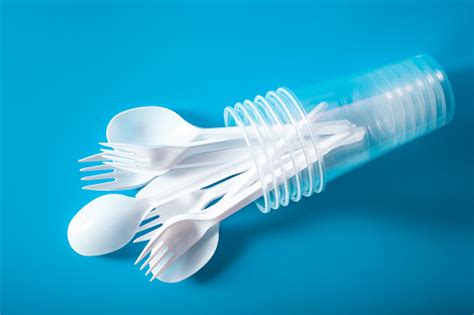 일회용 플라스틱 컵 포크 숟가락 플라스틱 플라스틱 폐기물 재활용 의 개념 플라스틱에 대한 스톡 사진 및 기타 이미지 플라스틱 포크 숟가락 Istock