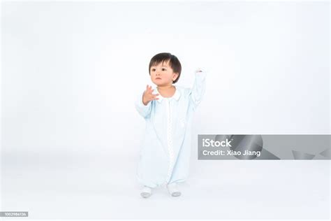 유아 아동 아기 여자 아이 유아 기저귀에 게 흰색 배경에 고립 하는 첫 번째 단계 1위에 대한 스톡 사진 및 기타 이미지 1위 건강한 생활방식 걷기 Istock