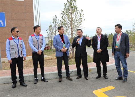 Монгол Улсын Ерөнхийлөгч Ухнаагийн Хүрэлсүх болон ЕТГ ын танилцсан 100 гаруй үндэсний