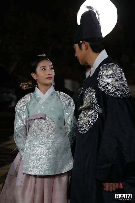 한복 입고 태어났냐고 할 정도로 현재 너무 예뻐 난리난 신인 여배우 한복자태 모음 어썸클