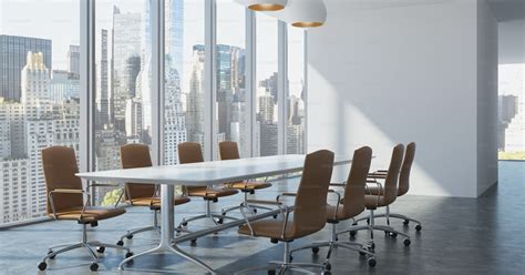 갈색 사무실 의자로 둘러싸인 긴 흰색 테이블 도시 경관이 있는 탁 트인 창문 한 줄의 천장 조명 및 빈 벽 조각이 있는 회의실 내부 3d 렌더링 모형 사진