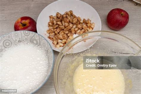 사과 파이를위한 단계별 제조법 케이크를 굽기위한 재료 단계 1 계단에 대한 스톡 사진 및 기타 이미지 계단 과일 날것 Istock
