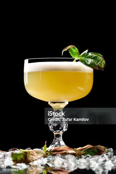 유리 잔의 검은색 배경에 얼음이 있는 바와 레스토랑을 위한 알코올 음료와 칵테일 각얼음에 대한 스톡 사진 및 기타 이미지 각얼음 마르가리타 보드카 Istock
