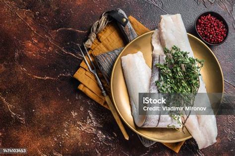 흰 물고기 필레 로즈마리와 백리향이있는 접시에 원시 Haddock 물고기 어두운 배경 상단 보기 공간 복사 건강한 식생활에 대한 스톡 사진 및 기타 이미지 Istock