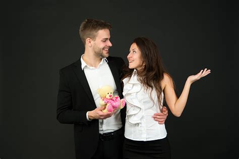 놀람 유혹과 데이트 사랑과 로맨스 사랑으로 선물 로맨틱 한 데이트에 커플 장난감과 공식적인 커플 남자와 여자 기업 복장 패션 커플 에 사랑 축하 발렌타인 데이 남자 친구에