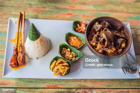 생활 음식입니다 쌀 나무 버섯과 생선 소스의 다른 종류의 구성 된 요리 물고기에 대한 스톡 사진 및 기타 이미지 물고기