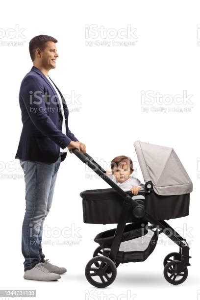 유모차에 귀여운 아기와 젊은 아버지의 전체 길이 프로필 샷 유모차에 대한 스톡 사진 및 기타 이미지 유모차 아기 컷아웃 Istock