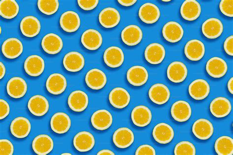 레몬 패턴입니다 파란색 종이 배경에 노란색 레몬 조각 트렌디한 플랫 레이 여름 컨셉 사진 Unsplash의 블루 옐로우 이미지
