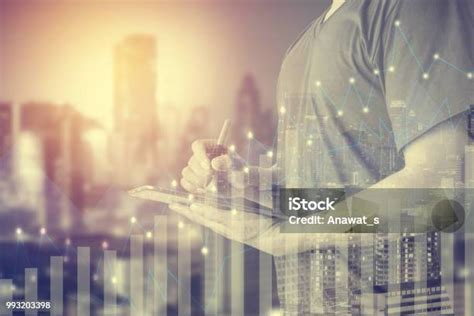 디지털 태블릿을 사용 하 여 도시 풍경과 사업가의 이중 노출 배경 흐리게 사업 시 센터에 외환 그래프입니다 국제 금융 Consultinginvestment 개념의은 유