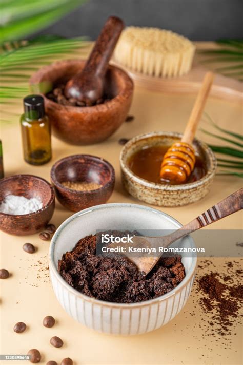 스킨 케어를 위한 홈메이드 커피 스크럽을 만드는 과정 친환경 화장품 수직 사진 커피 가루에 대한 스톡 사진 및 기타 이미지 커피 가루 커피 마실 것 페이셜 마스크
