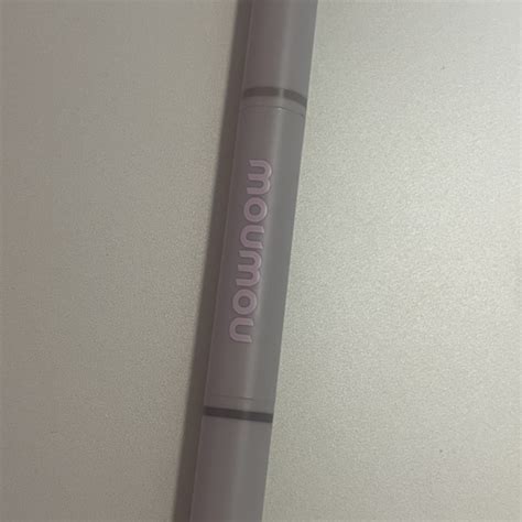 색상이 연한 부분과 진한 부분으로 나뉘어져 있어서 섬세하게 쓰기 좋아요 다른 스틱쉐딩들은