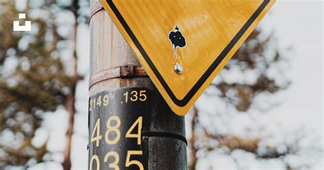 기둥에 노란색 감속 표지판 사진 Unsplash의 무료 도로 표지판 이미지