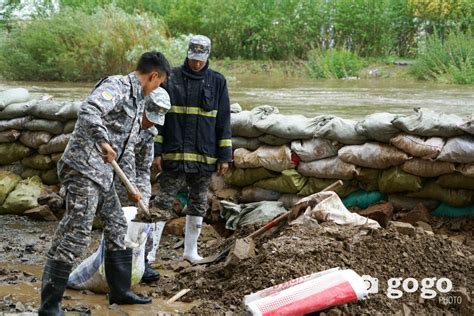 Болзошгүй үерээс сэргийлж тодорхой газруудад далан барьж байна