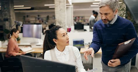 다민족 기업가들은 데스크톱 Pc에서 작업하고 사무실에서 서류 작업을 하면서 협력합니다 사진 Unsplash의 실내 이미지