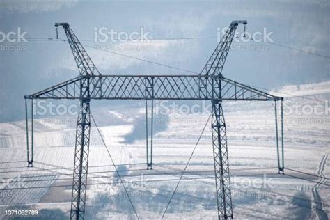 장거리 케이블 와이어를 통해 전기 에너지를 제공하는 고전압 전력선이 있는 강철 기둥 0명에 대한 스톡 사진 및 기타 이미지 0명 강철 건설 산업 Istock