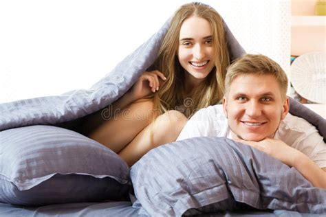 Nettes Liebevolles Paar Liegt Auf Dem Bett Im Schlafzimmer Morgens Junges Gl Ckliches Paar Das