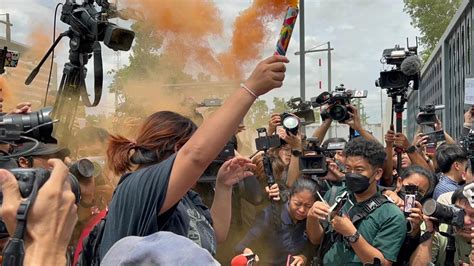 Photo Gallery ม็อบส้มเดือดจุดพลุแฟลร์ โปรยใบลาออก ส ว ประชิดรั้วสภา “ปดิพัทธ์” รุดเคลียร์