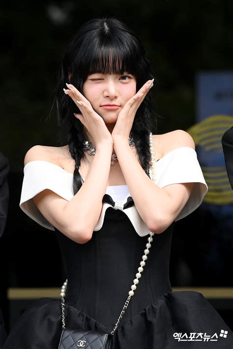 은행장 르세라핌 홍은채 요정 만채의 출근 폼 美쳤다[엑s Hd화보]