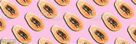 파파야와 매끄러운 패턴 열대 추상 배경입니다 맨 위 보기 창조적 인 디자인 최소한의 평면 레이 개념 여름 시간입니다 열대 여행 이국적인 파파야 과일 비건 및 채식주의 음식