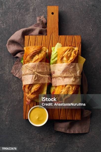 베이컨 체더 치즈 겨자 양상추 채소를 곁들인 신선한 큰 바게트 샌드위치 0명에 대한 스톡 사진 및 기타 이미지 0명 고기 녹색 Istock