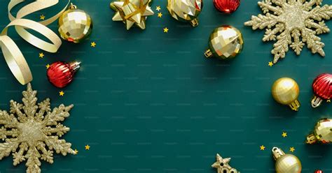 황금 장식 빨간 공 눈송이 반짝이 리본 색종이가 있는 럭셔리 크리스마스 배경 우아한 크리스마스 카드 모형 사진 Unsplash의 프레임 테두리 이미지