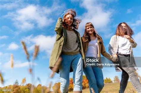 구름이 있는 푸른 하늘을 배경으로 녹색 잔디밭에서 달리는 세 명의 소녀 여자 친구 개념 자연에 대한 스톡 사진 및 기타 이미지