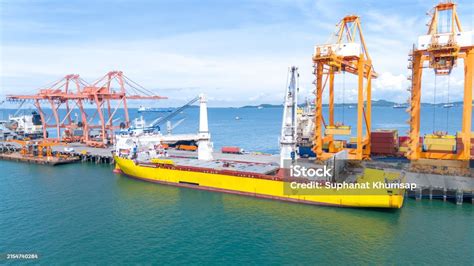 상업용 부두 항구에서 화물선에 크레인 적재 상자 컨테이너 조선소 화물 컨테이너 항구 화물 운송 서비스 물류 및 운송 국제 배송 세관 항구อ 0명에 대한 스톡 사진 및 기타