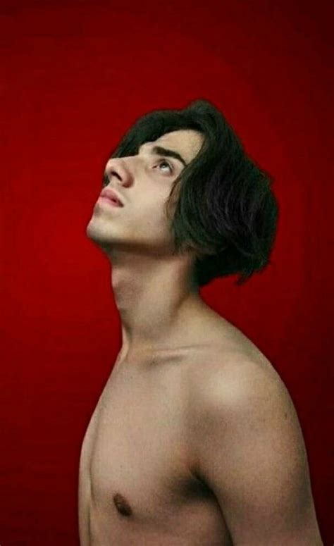 무료 이미지 이마 코 뺨 말뿐인 입 속눈썹 턱 목 그림 가슴 흑발 트렁크 자화상 닫다 시각 예술 삽화 Barechested 예술가 빨강