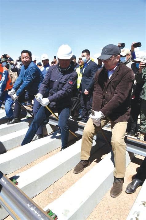 ТАВАНТОЛГОЙ ЗҮҮНБАЯН ЧИГЛЭЛИЙН ТӨМӨР ЗАМЫН ЭХНИЙ 50 КМ ЫГ ХҮЛЭЭН АВЛАА Монголчууд төмөр замаа