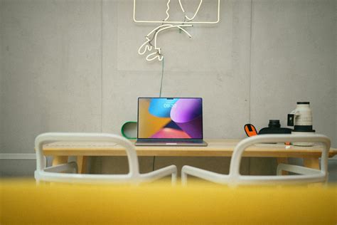 실내 가구 가구 디자인 가벼운 기술 기술 설정 기어 깨끗한 디자인 네온 네온 불빛 네온 아트 노란색 노트북 단순한 디자인 디지털 기기 렌즈