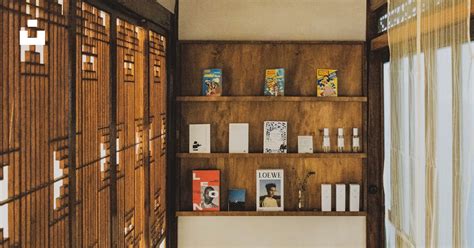 나무 문이 있는 복도 사진 Unsplash의 무료 한국 전통 가옥 이미지