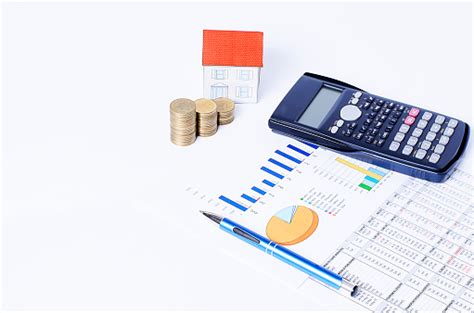 비즈니스 컨셉 하우스 종이 동전 스택 및 펜 계산기 금융 차트 0명에 대한 스톡 사진 및 기타 이미지 0명 계산기 계약서 Istock