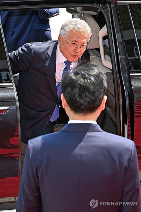 사진으로 보는 문재인 대통령 행보 국회 도착한 문재인 전 대통령 Zum 뉴스