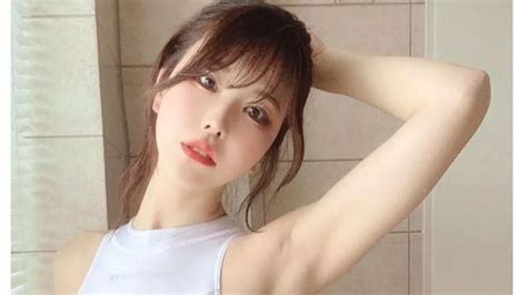 여자 흰 수영복의 치명적인 단점 웃긴 얼굴 귀여운 소녀 사진 여자 패션