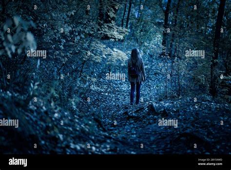 Junge Frau Nacht Fotos Und Bildmaterial In Hoher Auflösung Alamy