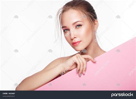 دختر زیبای سرحال با آرایش طبیعی پوستی عالی عکس صورت زیبایی که در استودیو گرفته شده است 1623487