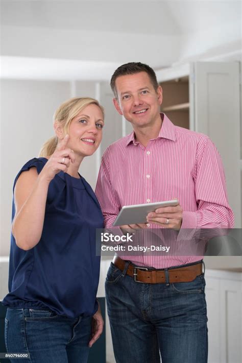 성숙한 부부 디지털 태블릿에 새로운 호화 스러운 부엌을 위한 계획 보고 2명에 대한 스톡 사진 및 기타 이미지 2명 40 49세 가정 생활 Istock
