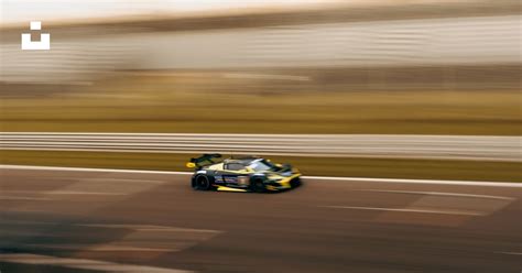움직이는 레이스 트랙을 달리는 자동차 사진 Unsplash의 무료 자동차 이미지
