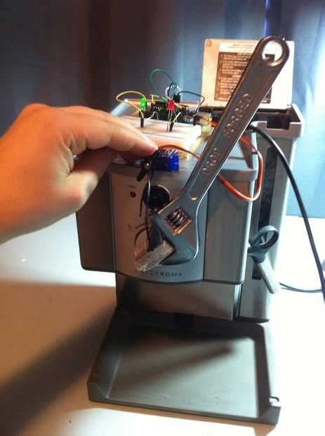 Máquina De Café De Arduino Paso 3 Fijar El Servo En La Cafetera Y