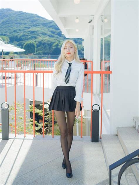 넥타이 착용 검정 스타킹 교복 스타일 금발 은꼴녀 먹튀오버☠️