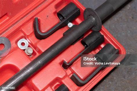 더러운 바닥에 많은 도구 세트 장인 도구 기계 도구 자동차 수리 서비스에서 작업하기위한 다른 도구를 사용하여 전문 정비사 0명에 대한 스톡 사진 및 기타 이미지 Istock