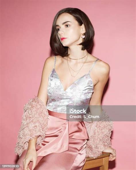 핑크 배경에 고립 된 밥 헤어 스타일을 가진 여성 패션 모델 컷아웃에 대한 스톡 사진 및 기타 이미지 컷아웃 복고풍 우아