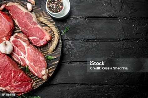 생고기 향신료와 로즈마리 스파 릭이 있는 트레이에 돼지고기와 쇠고기 스테이크 개체 그룹에 대한 스톡 사진 및 기타 이미지 개체 그룹 검은색 고기 Istock
