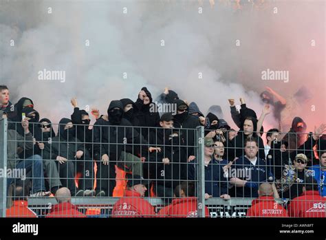Hooligans Football Fotos Und Bildmaterial In Hoher Auflösung Alamy