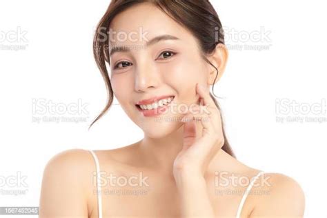 흰색 배경에 깨끗한 신선한 피부를 가진 아름다운 젊은 아시아 여성 얼굴 관리 얼굴 치료 화장품 아름다움과 스파 아시아 여성 초상화 35 39세에 대한 스톡 사진 및 기타